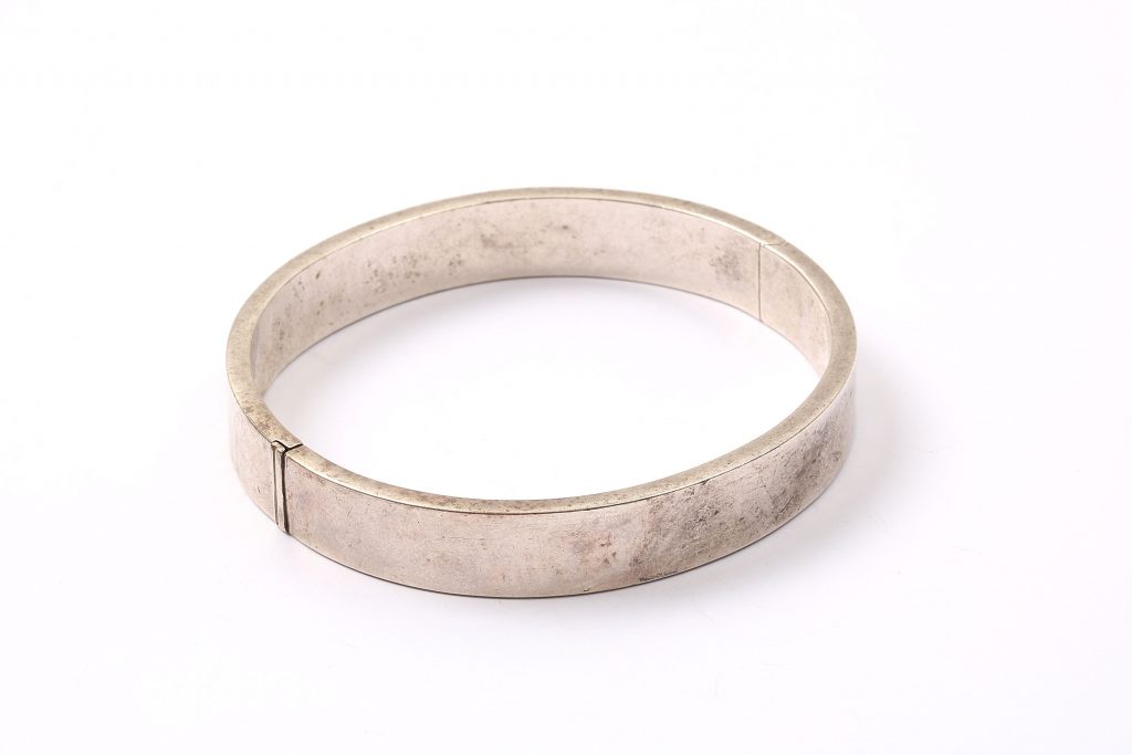 ARMRING, SILVER. ÖPPNINGSBAR. ø5,8CM - Göteborgs Pantbank