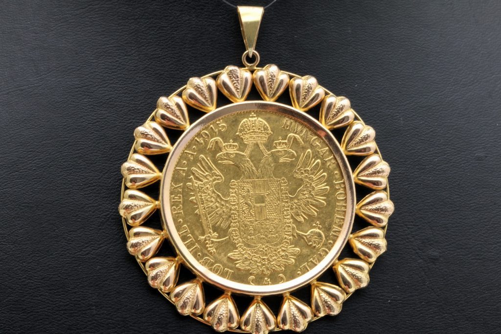 HÄNGE 5,5CM MED GULDMYNT 4 DUKAT ÖSTERRIKE/UNGERN 1915, INFATTAD I 14K ...