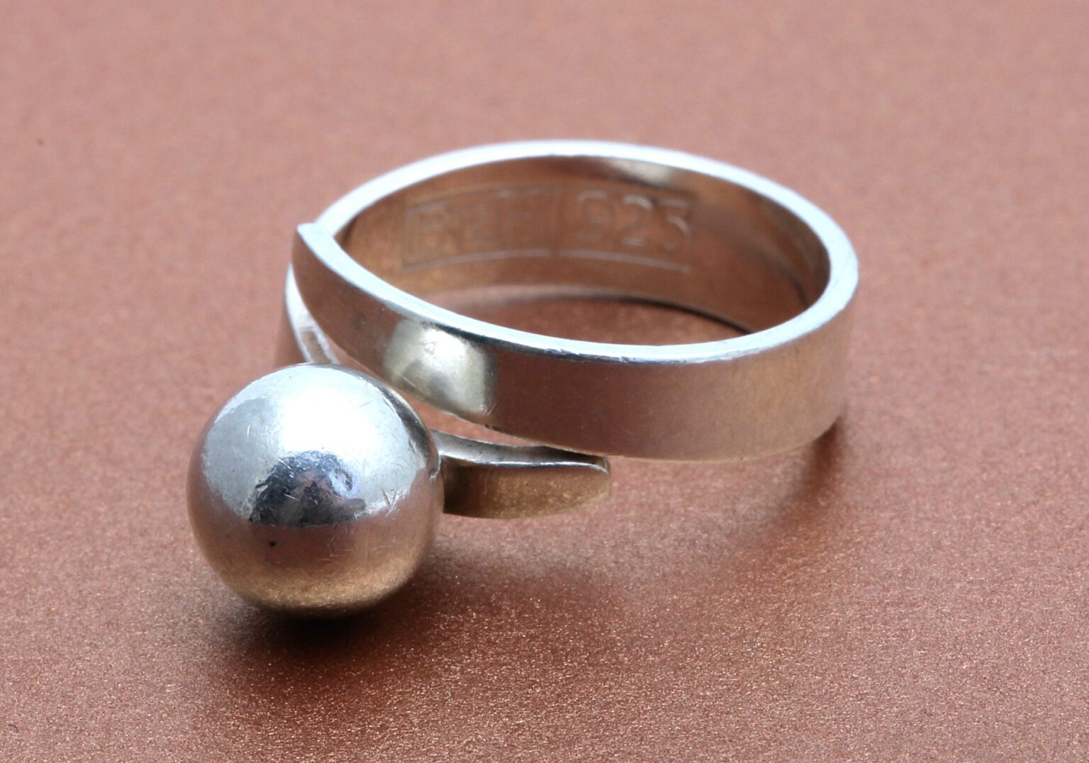 RING MED REGLERBAR SKENA TILLV. BEH BENGT HALLBERG KÖPING SILVER /925 ...