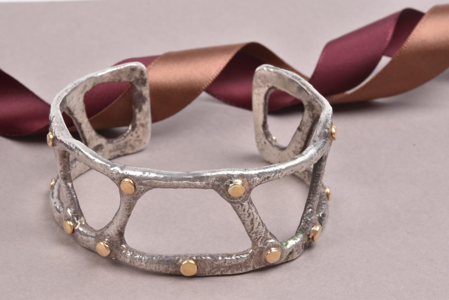 ARMRING SILVER M GULD-DEKOR, INNER-DIAMETER: 5,3x6,0CM, TILLV. MARGARETA HÖGBERG, GÖTEBORG 1981 ...