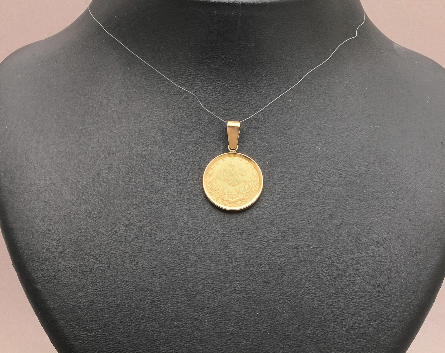 HÄNGE MYNT 21K INFATTAD I RAM 14K /14-21K - Göteborgs Pantbank